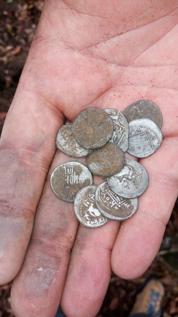 Descoperire remarcabilă: Tezaur format din 220 de monede dacice din ...